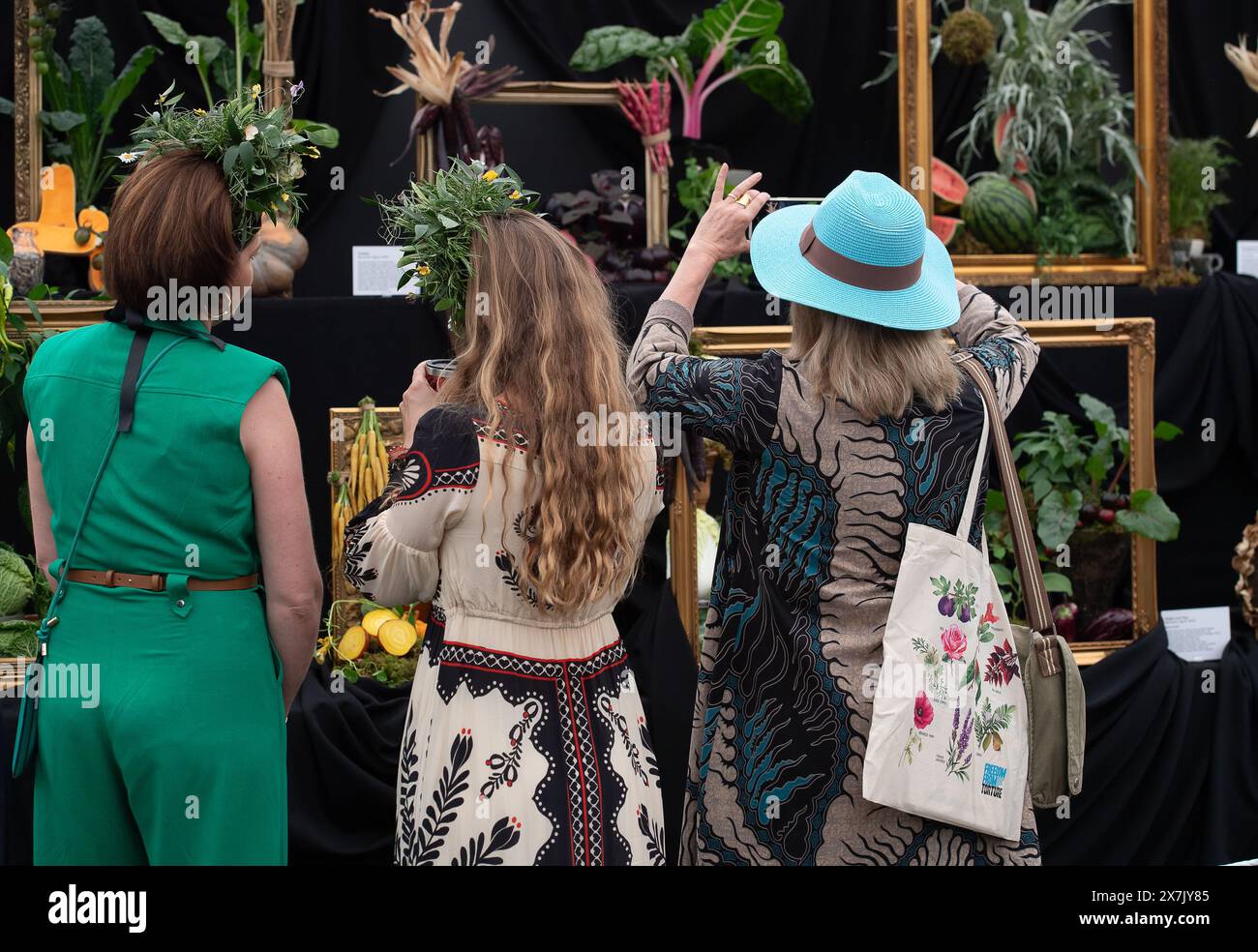 Chelsea, London, UK. 20th May, 2024. Ab Fab actor Joanna Lumley (blue ...