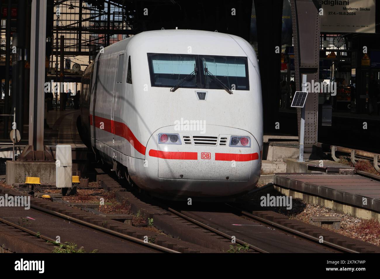 Eisenbahnverkehr am Bahnhof Berlin Friedrichstraße - Intercity Express ...