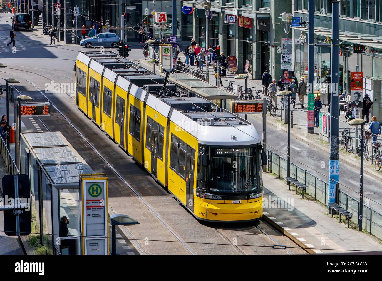 Straßenbahn der BVG auf der Friedrichstraße Linie M1 - Ziel Mitte, Am Kupfergraben. Berlin, DEU ...