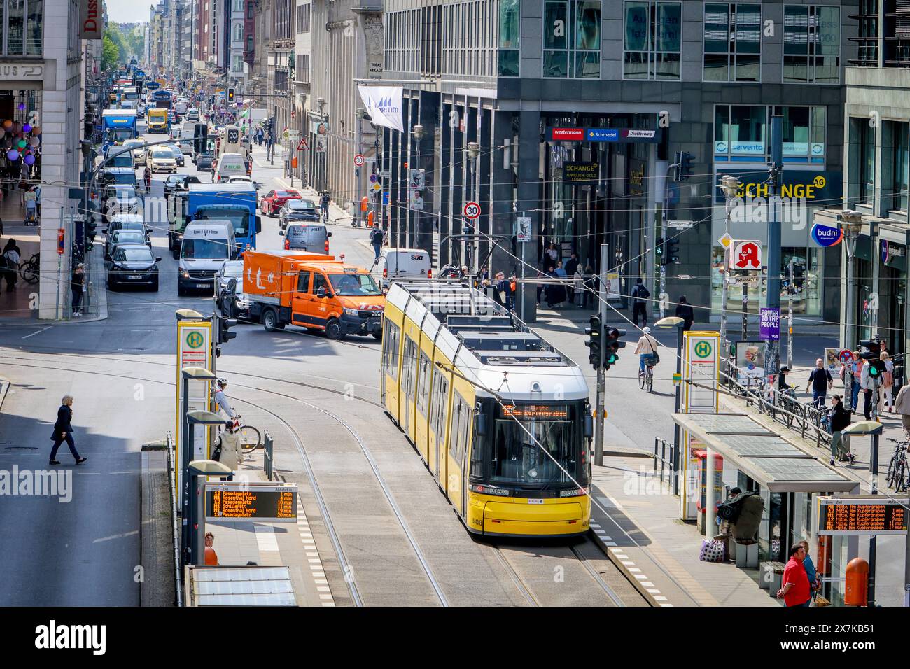 Straßenbahn der BVG auf der Friedrichstraße Linie 12 - Ziel Mitte, Am Kupfergraben. Berlin, DEU ...