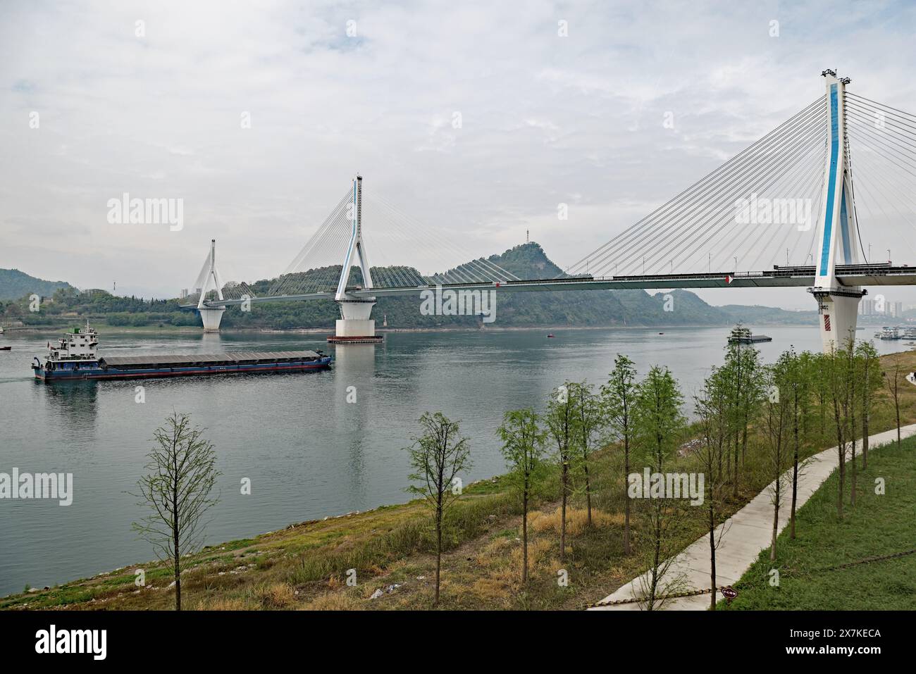 Yiling yangtze river bridge hi-res stock photography and images - Alamy