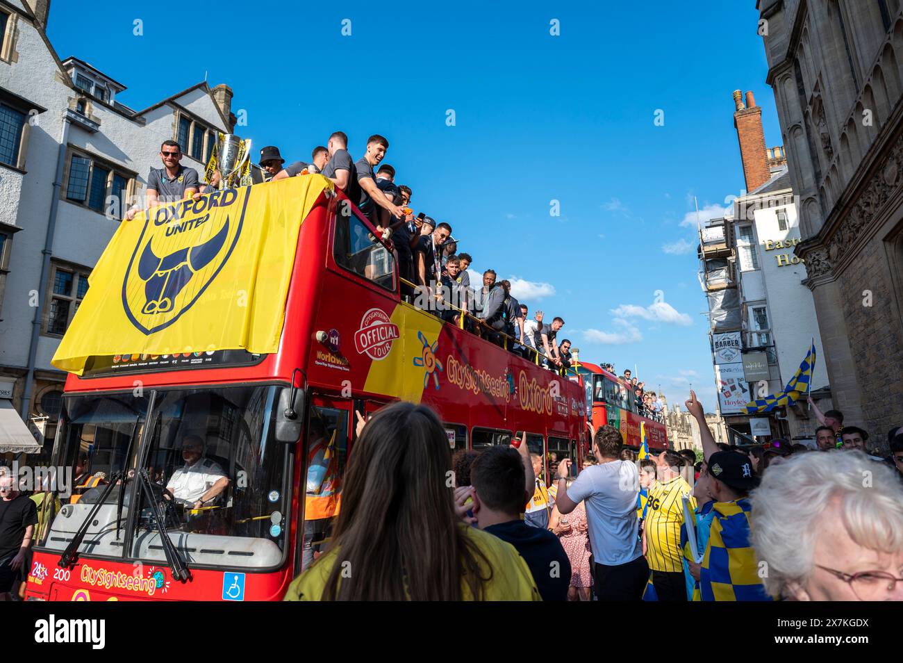 Thousands of Oxford United fans lined the city centre of Oxford to ...