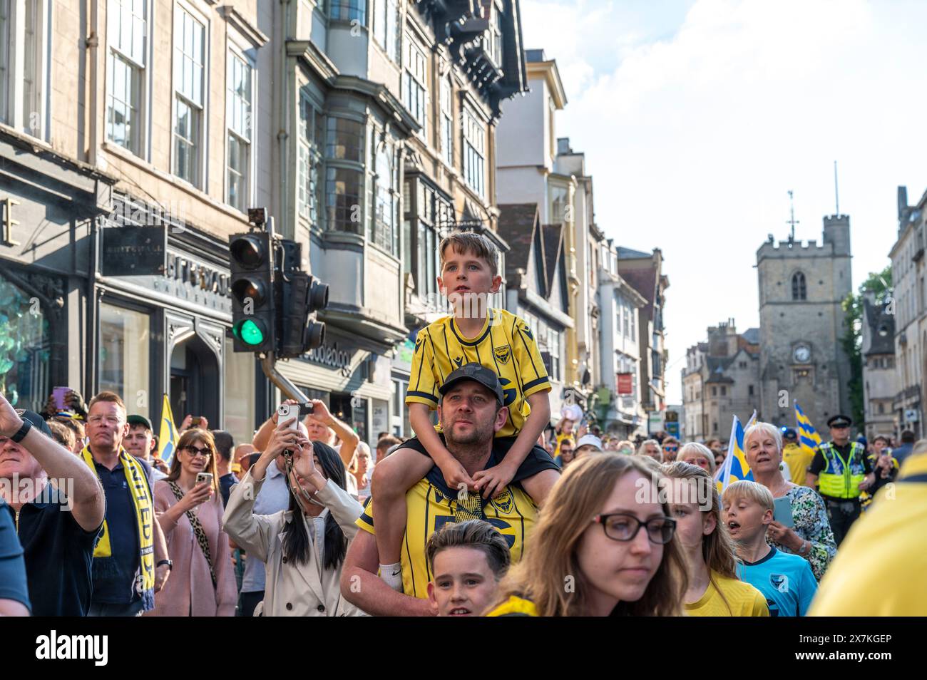 Thousands of Oxford United fans lined the city centre of Oxford to ...