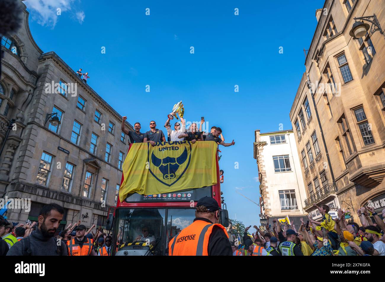 Thousands of Oxford United fans lined the city centre of Oxford to ...