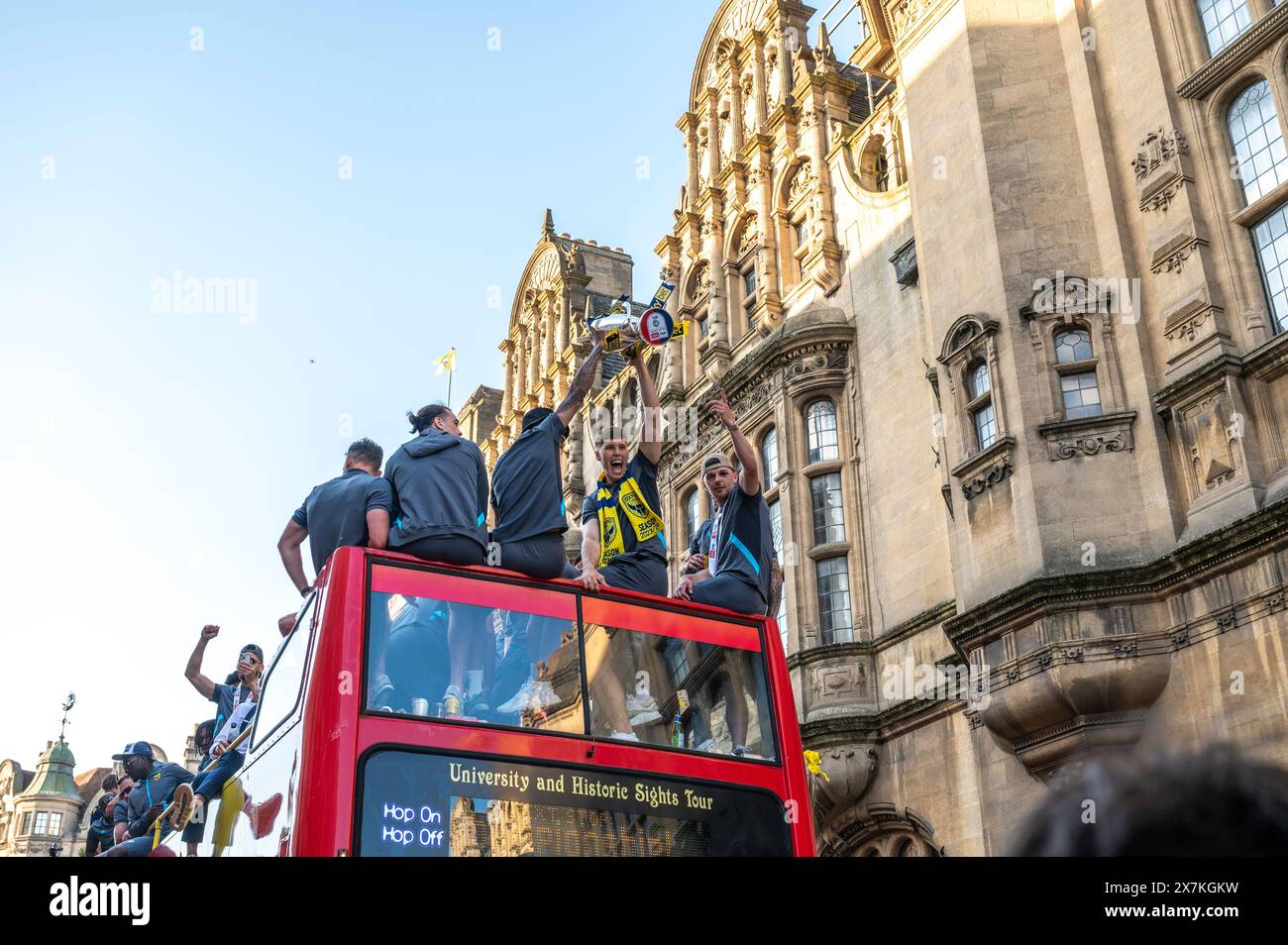 Thousands of Oxford United fans lined the city centre of Oxford to ...