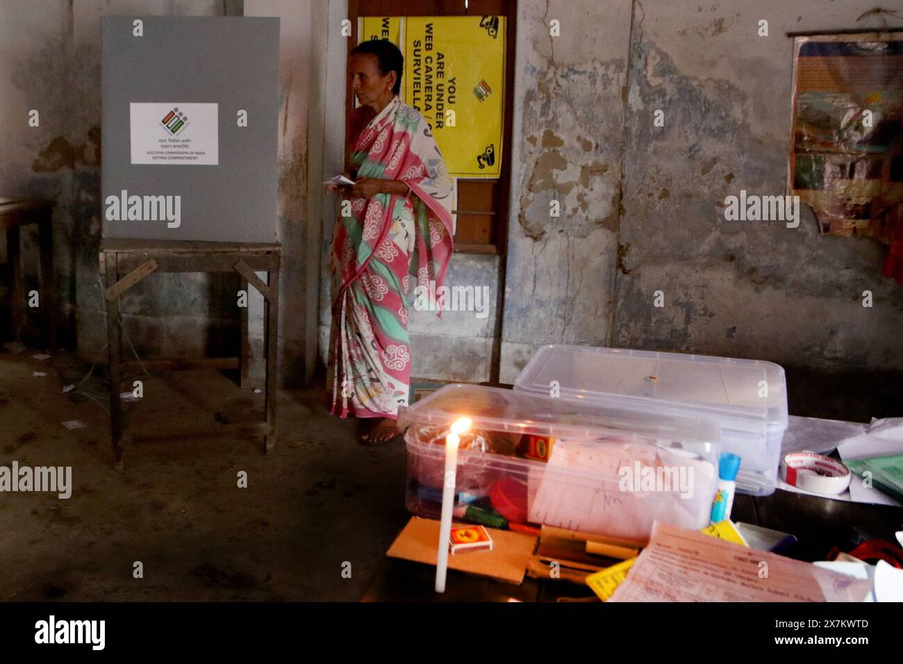 Kolkata, India. 20th May, 2024. A old age women after casting his vote ...