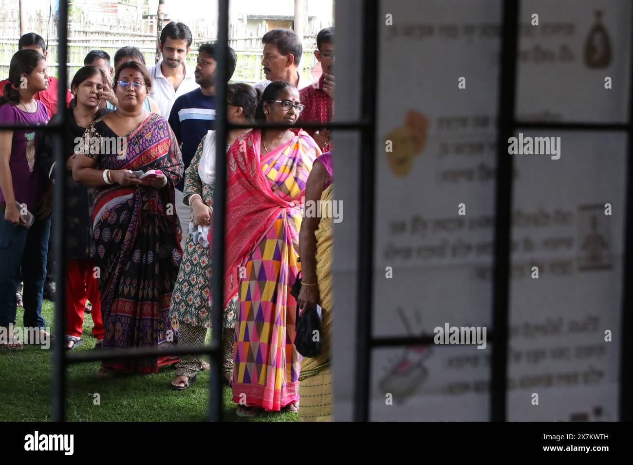 Indian voting in polling station hi-res stock photography and images ...