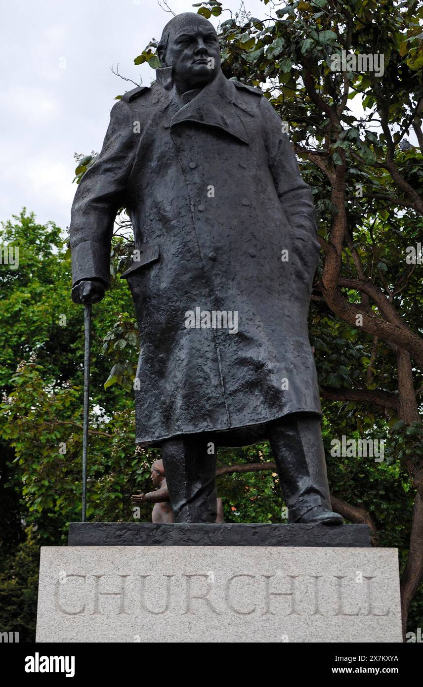 Bronze statue of Churchill with a walking stick in a park, London ...