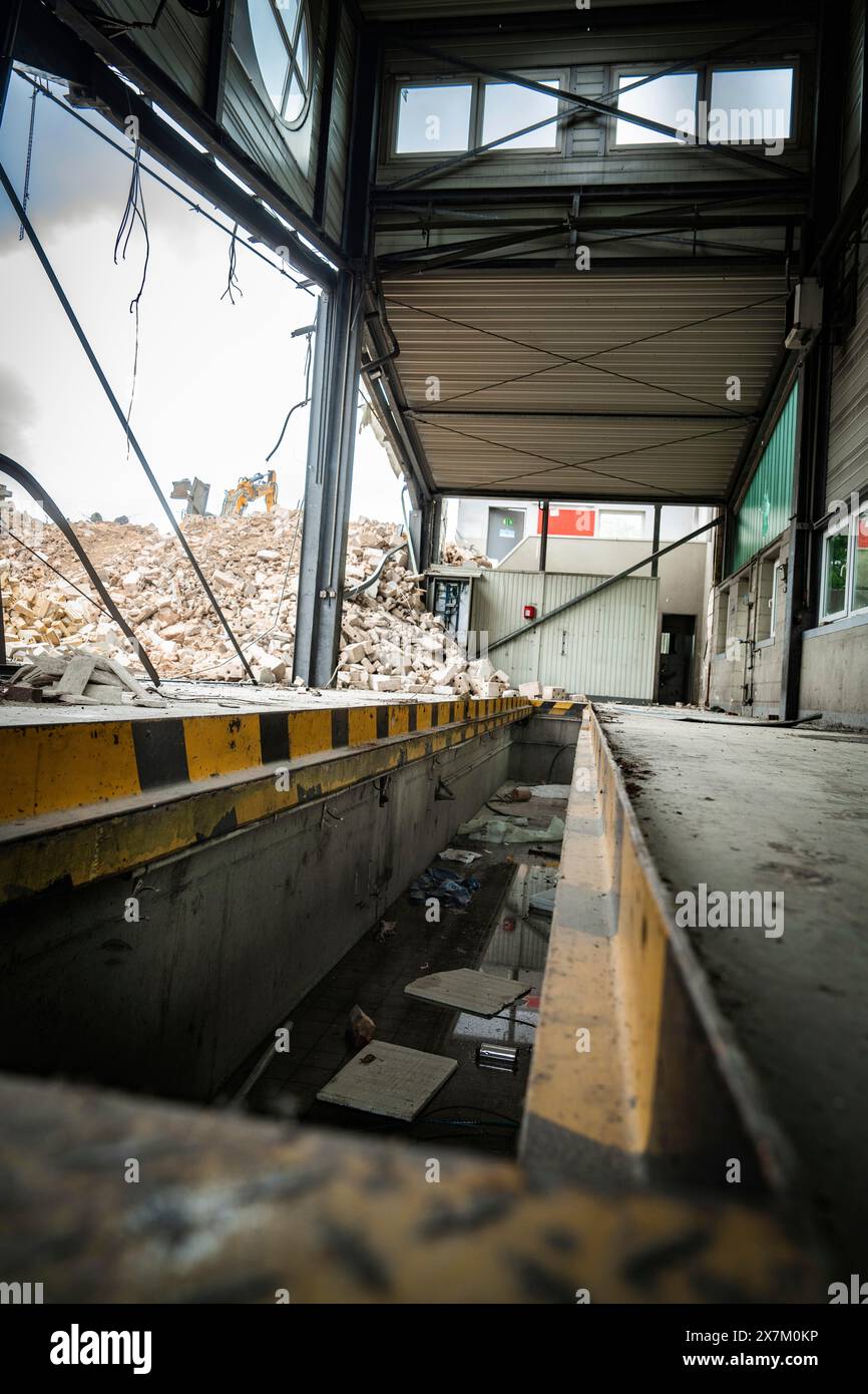 Interior demolition hi-res stock photography and images - Alamy