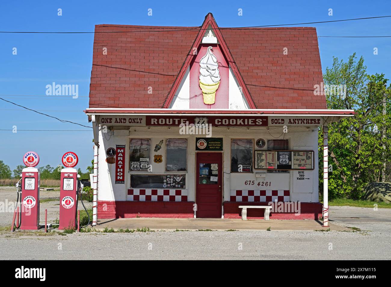 Historic petrol station with souvenir shop on Route 66, Commerce ...