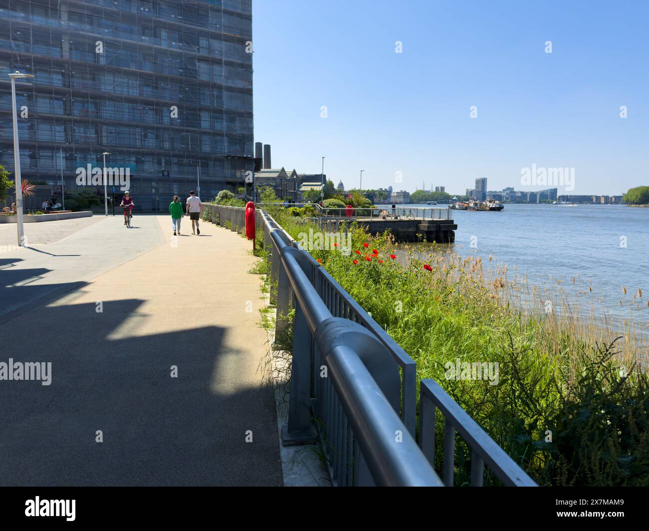 Thames Path in East Greenwich Olympian way with view of the Thames and ...
