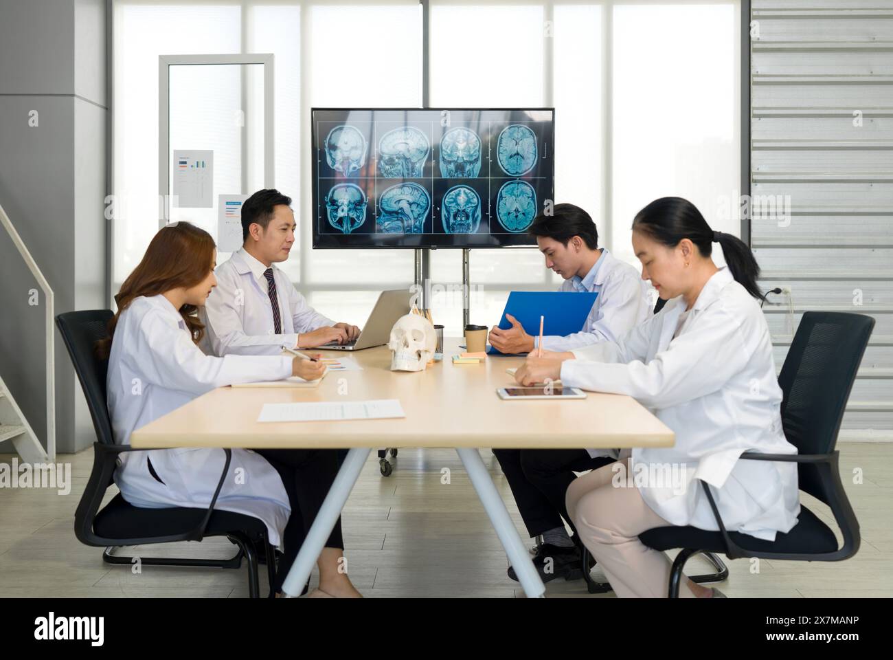 Doctor review brain scans hi-res stock photography and images - Alamy