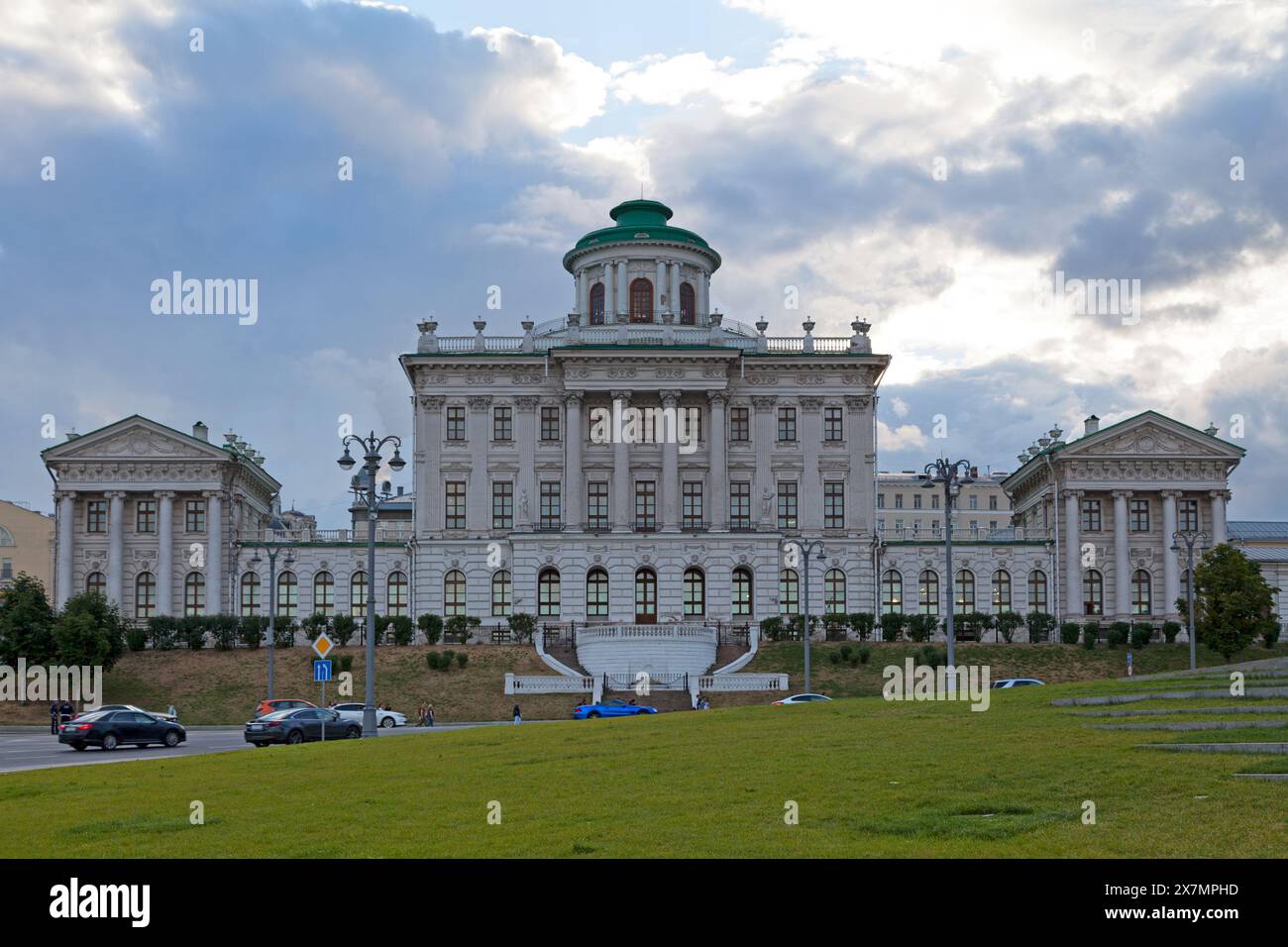 Neoclassical mansion hi-res stock photography and images - Alamy