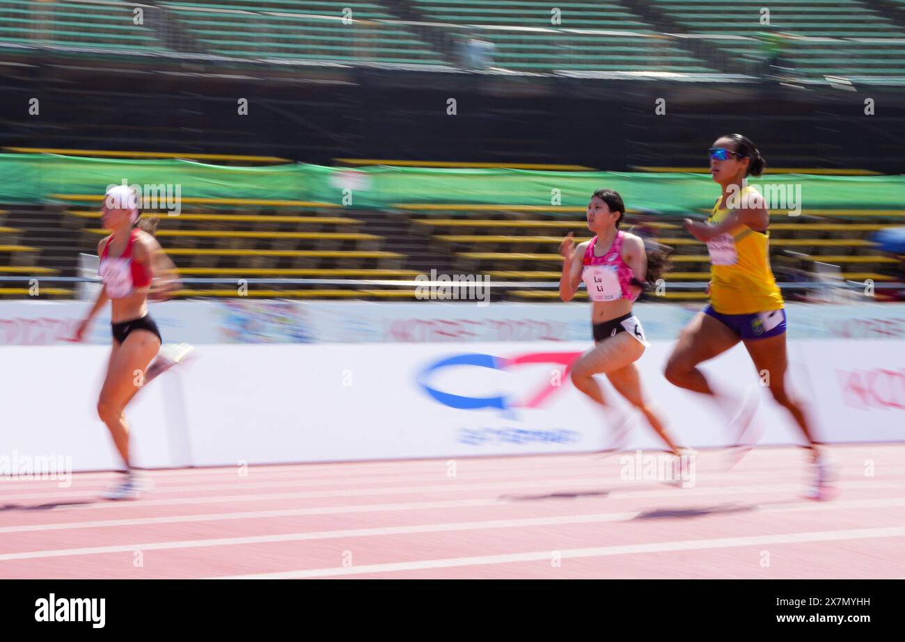 Kobe, Japan. 21st May, 2024. Li Lu (C) of China competes during Women's ...