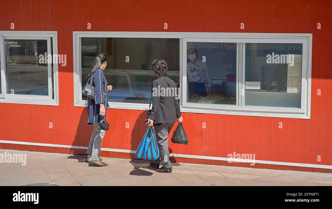 grocery shopping pavilion on Pyongyang Street Stock Photo - Alamy