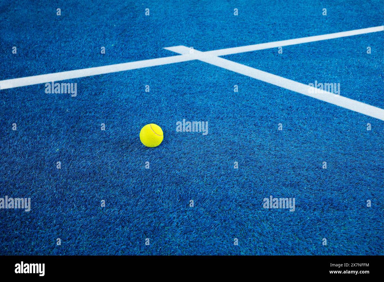 Tennis player alone on court hi-res stock photography and images - Alamy