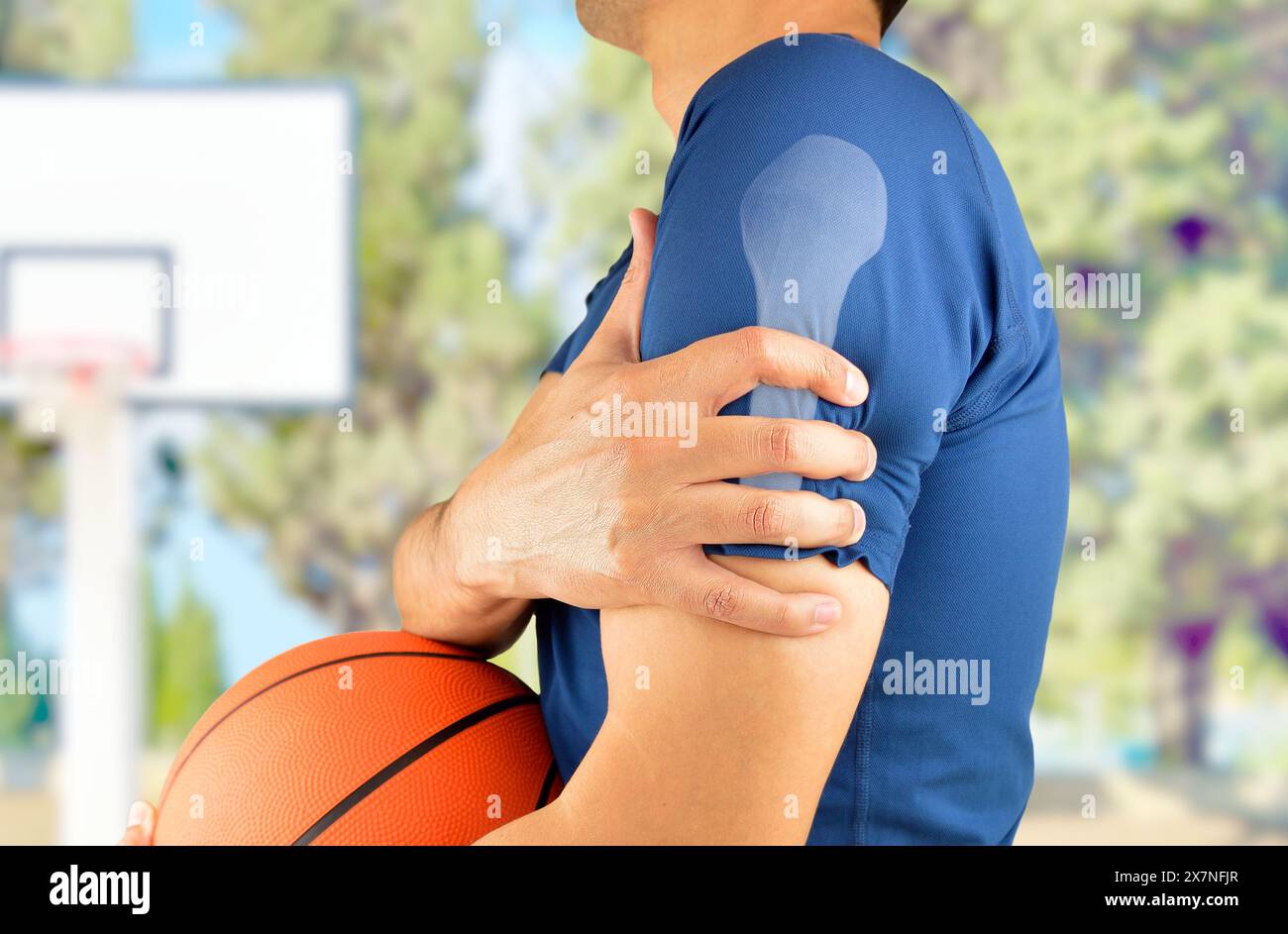 Basketball player with a shoulder injury at oudoors Stock Photo - Alamy