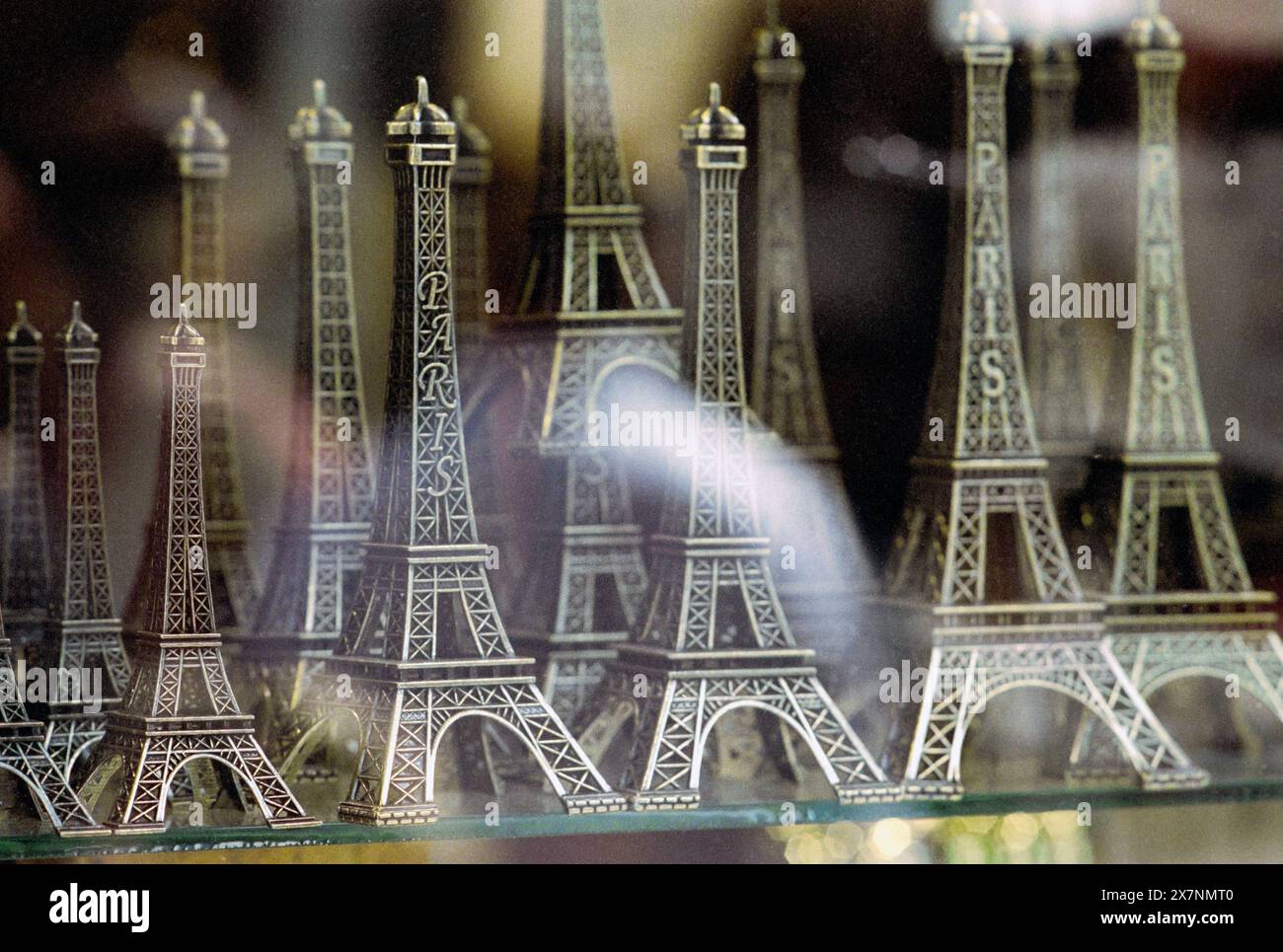 France paris display souvenir eiffel hi-res stock photography and ...