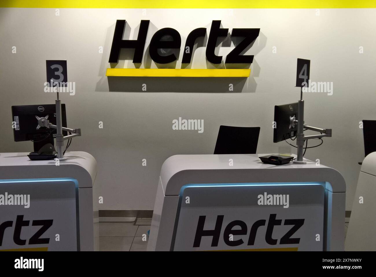 Hertz Autovermietung, Hertz Rent a car - Schalter am Flughafen München. The Hertz Corporation ...