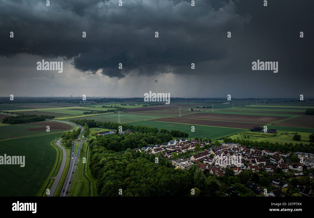 MAASDAM - A drone photo of a heavy rain shower above Maasdam. The KNMI ...