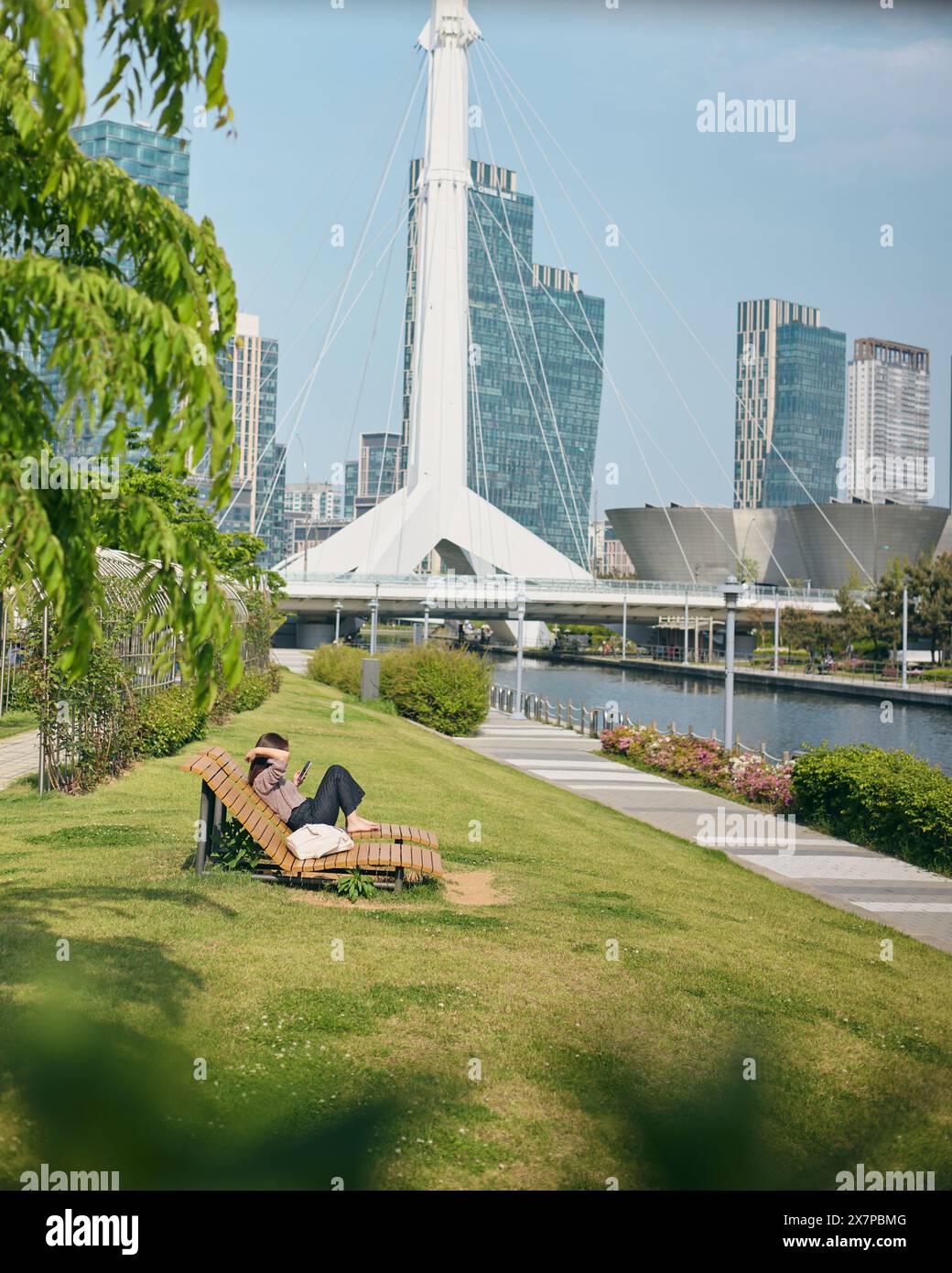 Woman sitting on a bench and taking a break in the Central Park ...