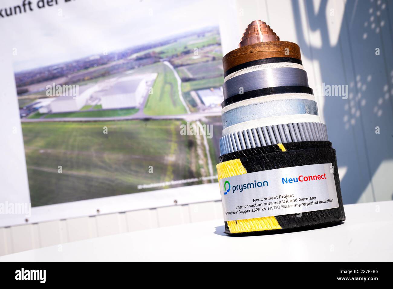 21 May 2024, Lower Saxony, Wilhelmshaven: A section of the cable is ...