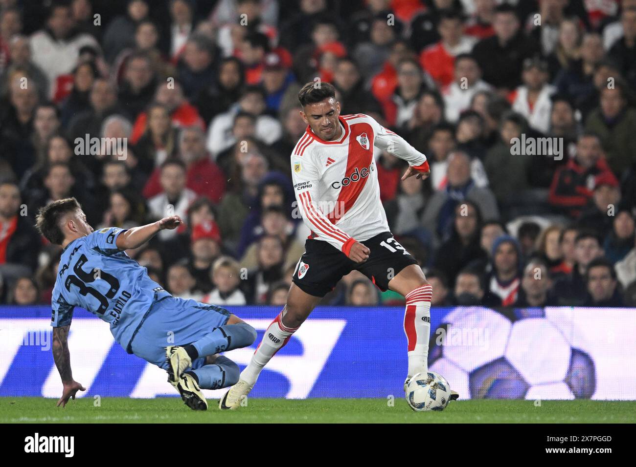 BUENOS AIRES, ARGENTINA - MAY 18: Enzo Diaz of River Plate and Francisco Facello of Belgrano in ...