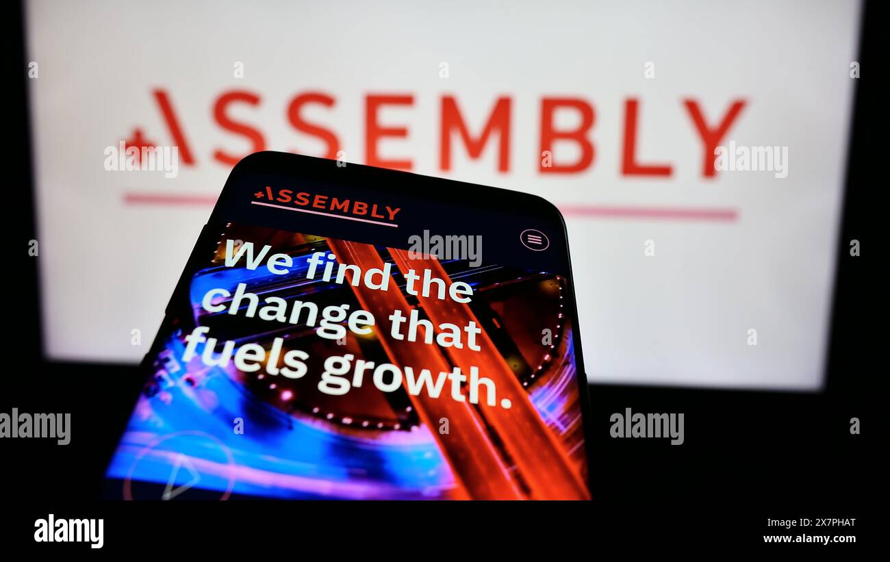 Smartphone with website of US company advertising PMX Agency LLC ...