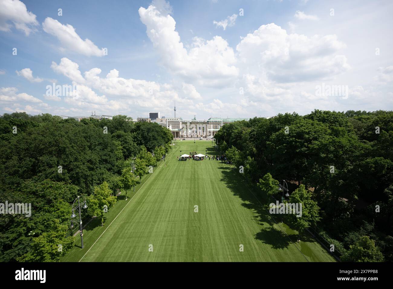 Berlin, Germany. 21st May, 2024. Tents stand around the Brandenburg ...