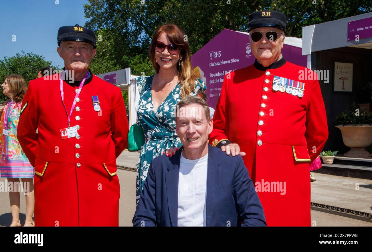 Frank gardner elizabeth rizzini chelsea flower show hi-res stock ...