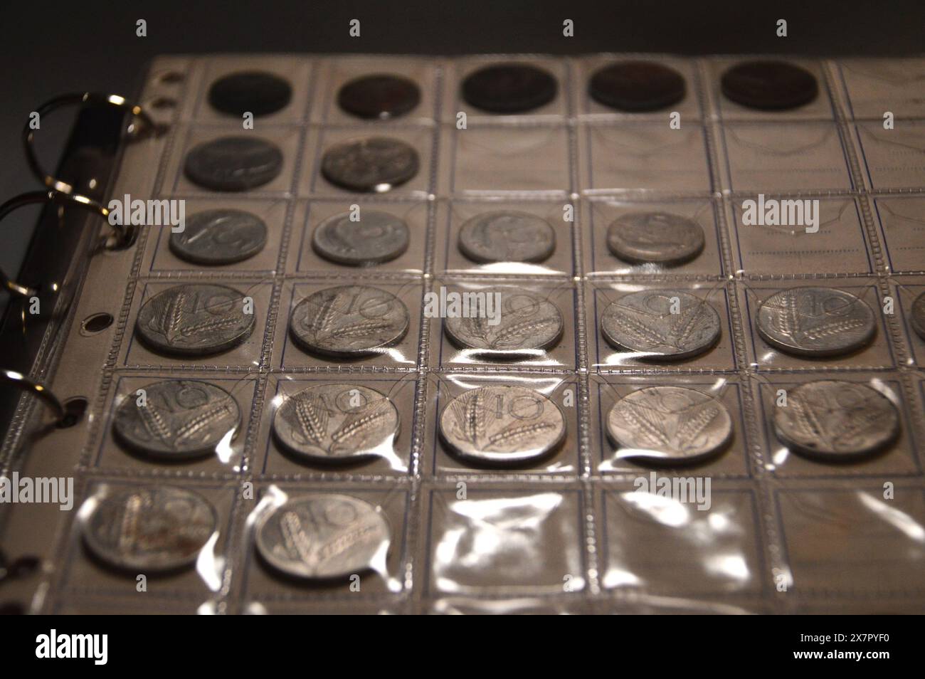 Coin collection - Italian lire Twentieth century Stock Photo - Alamy