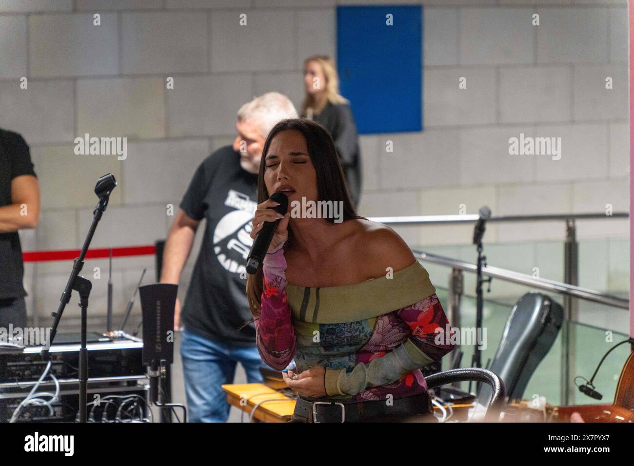 The singer India Martínez gave a surprise concert in the lobby of the ...