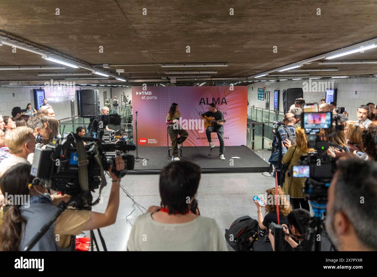 The singer India Martínez gave a surprise concert in the lobby of the ...