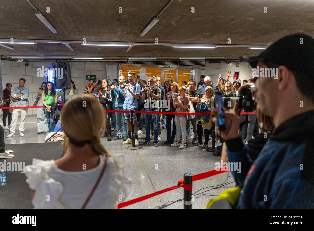 The singer India Martínez gave a surprise concert in the lobby of the ...