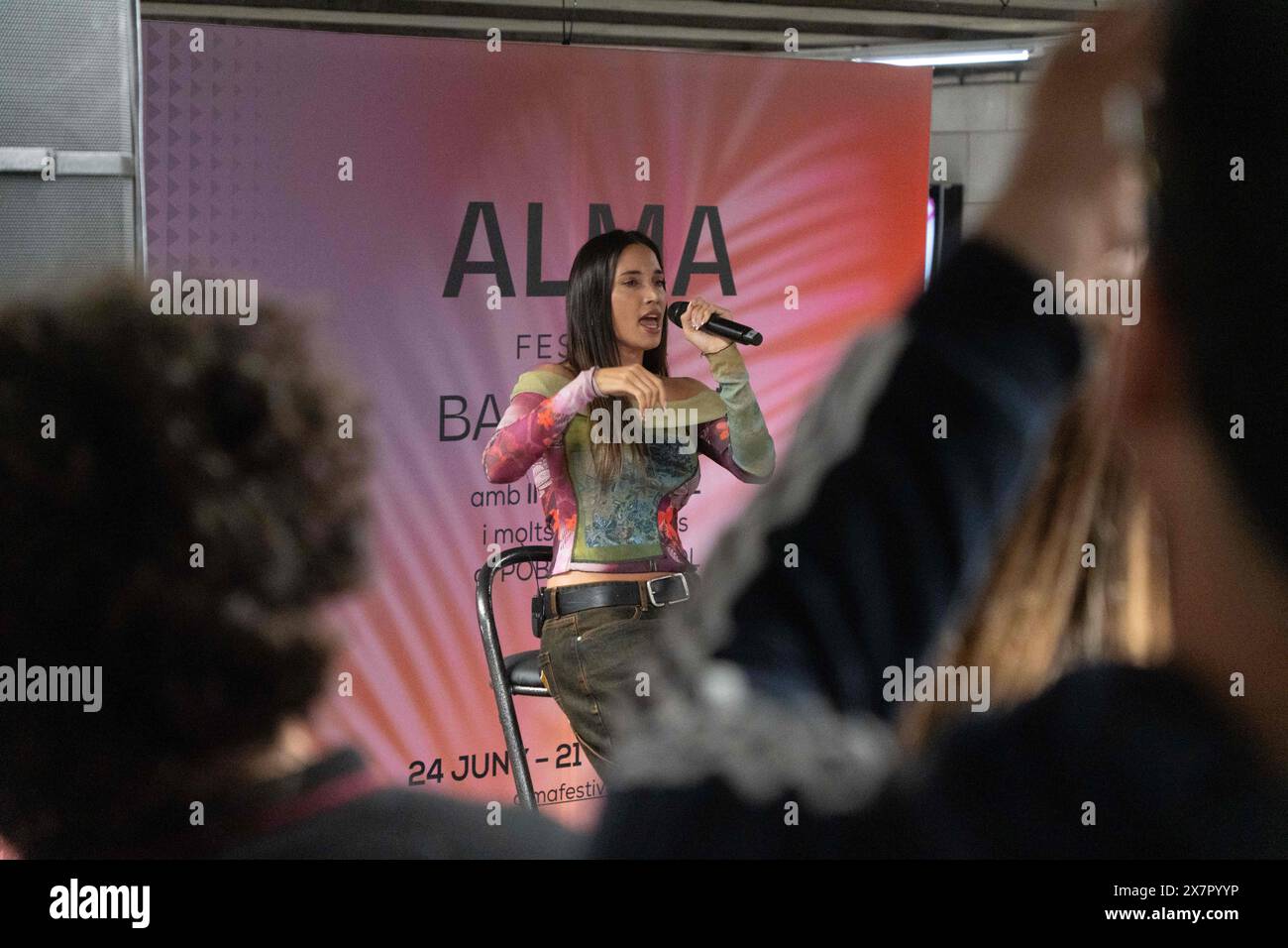 The singer India Martínez gave a surprise concert in the lobby of the ...