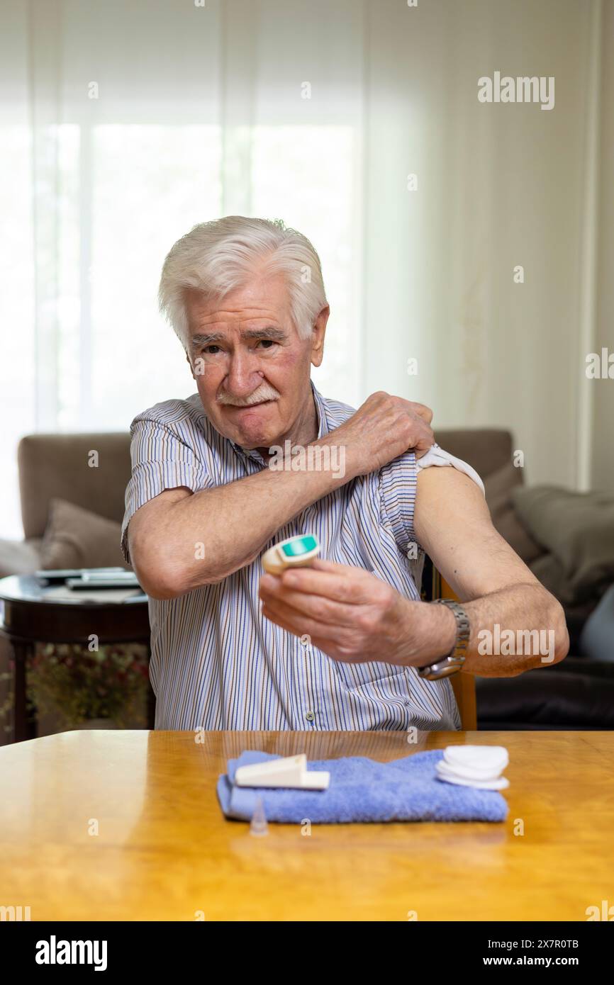 Insulin patch hi-res stock photography and images - Alamy
