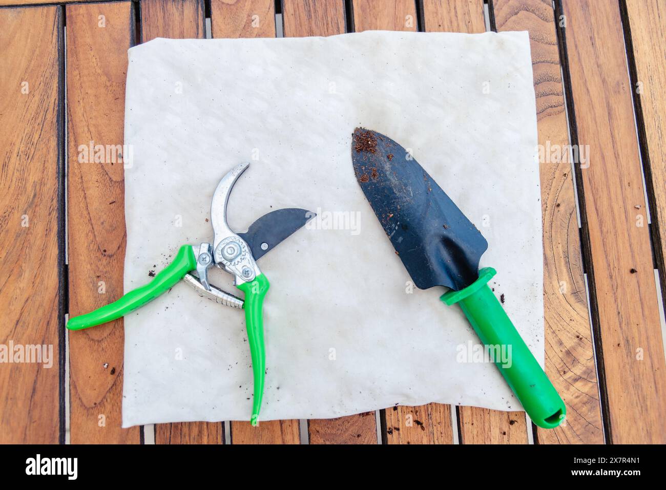 Garden tools wood background from above hi-res stock photography and ...