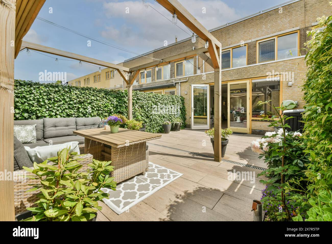 Modern residential backyard featuring pergola hi-res stock photography ...