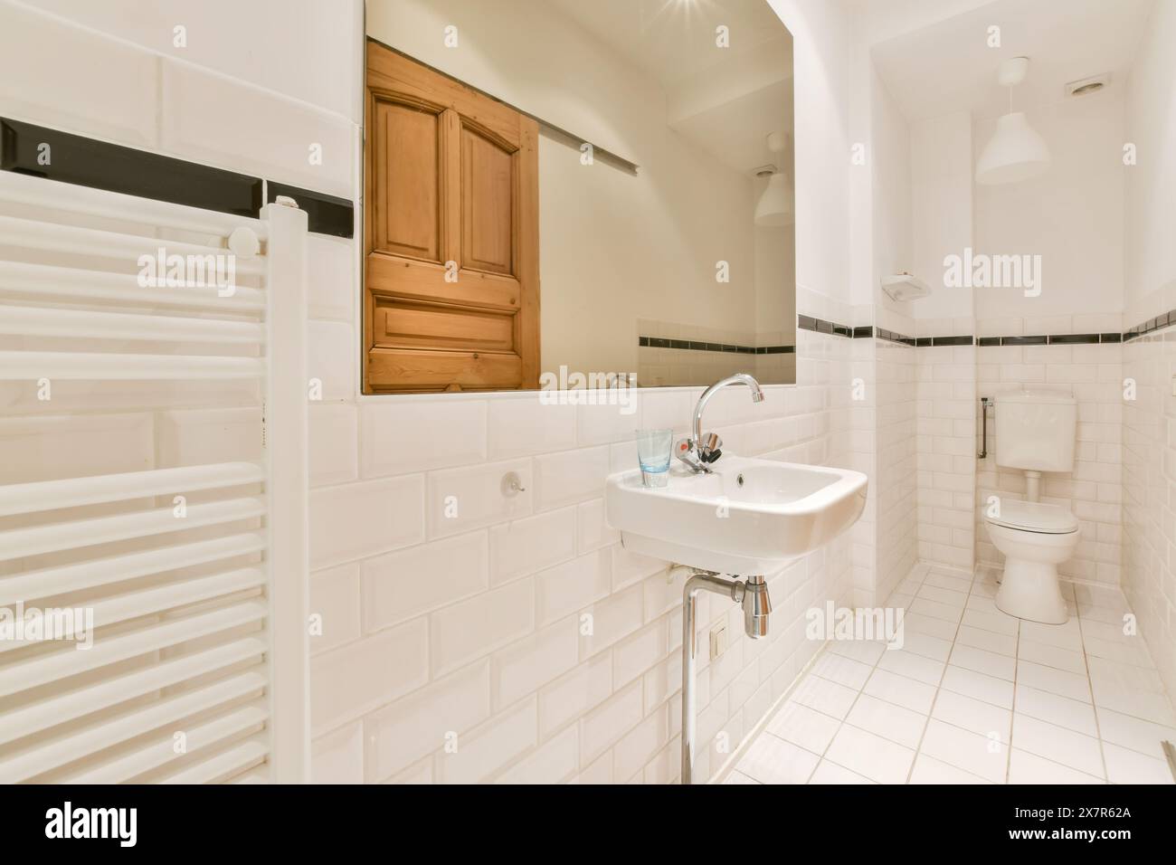This clean and naturally lit bathroom, located in Schapenburgpad ...