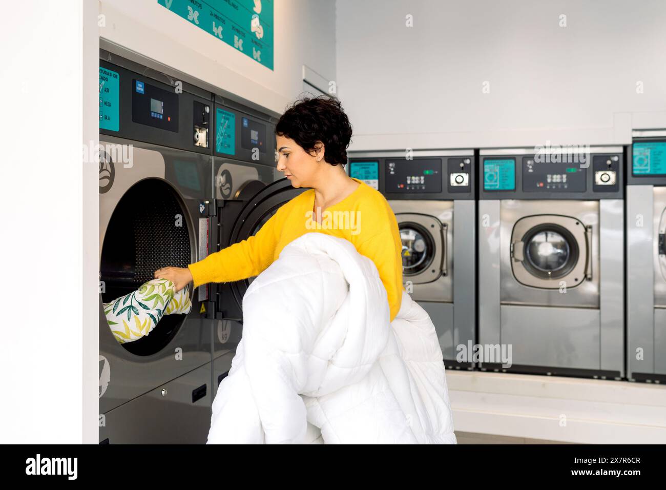 Duvet washing machine hi-res stock photography and images - Alamy