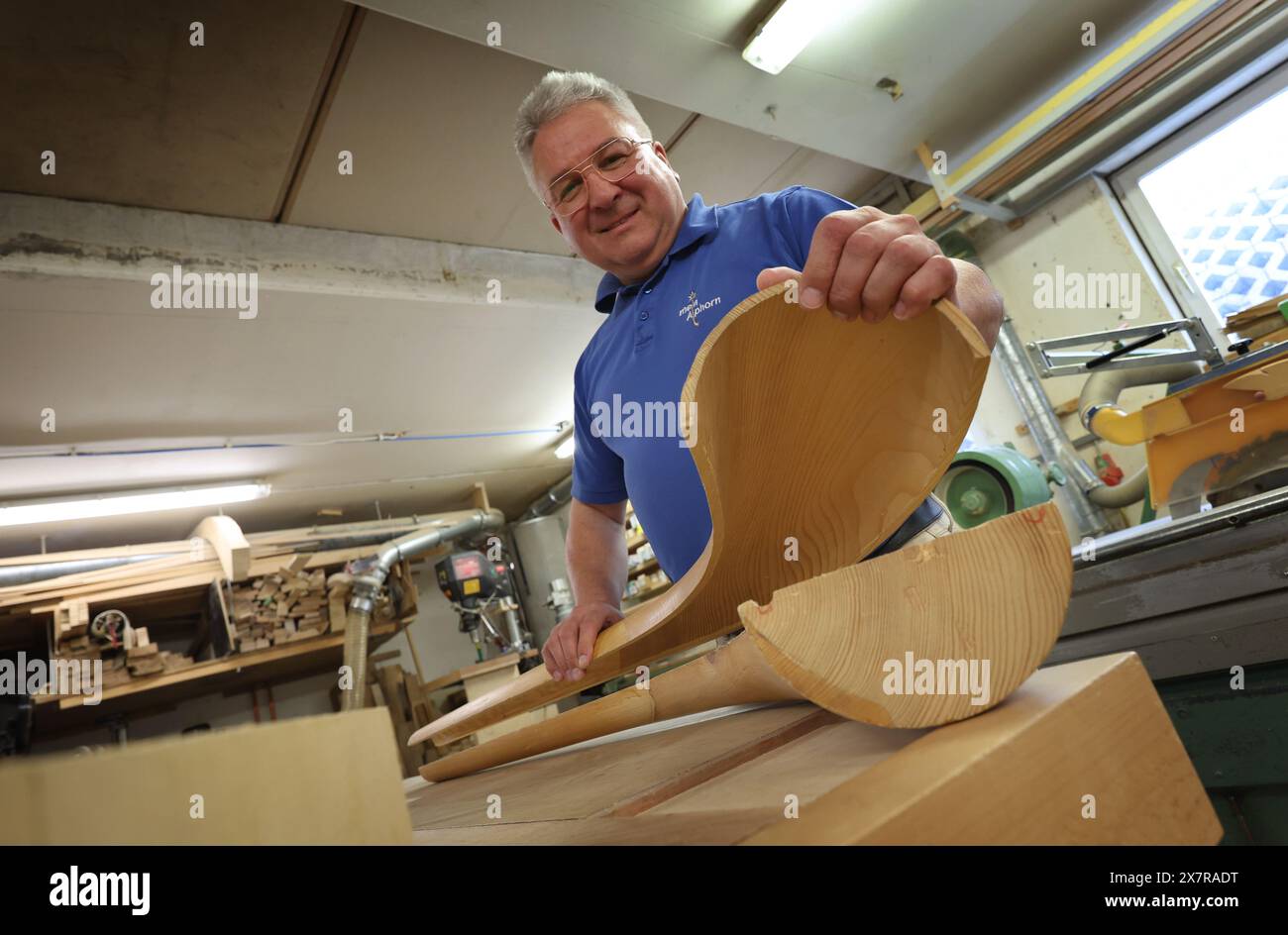 Joins halves hi-res stock photography and images - Alamy