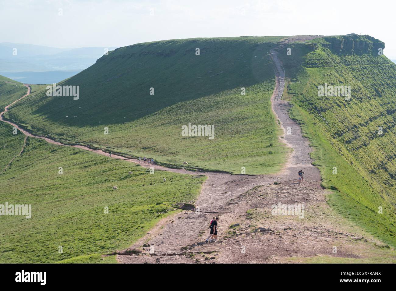 Walkers on the path from Pen y Fan to Corn Du, Brecon Beacons Stock ...