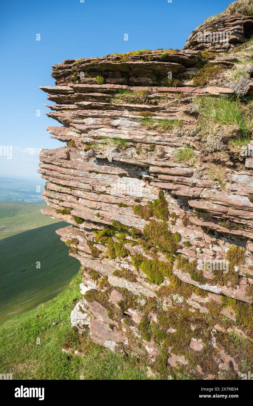 Bedded sandstone rock outcrop of Plateau Beds, summit of Corn Du ...