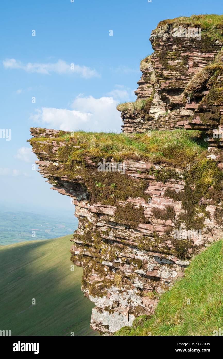 Bedded sandstone rock outcrop of Plateau Beds, summit of Corn Du ...