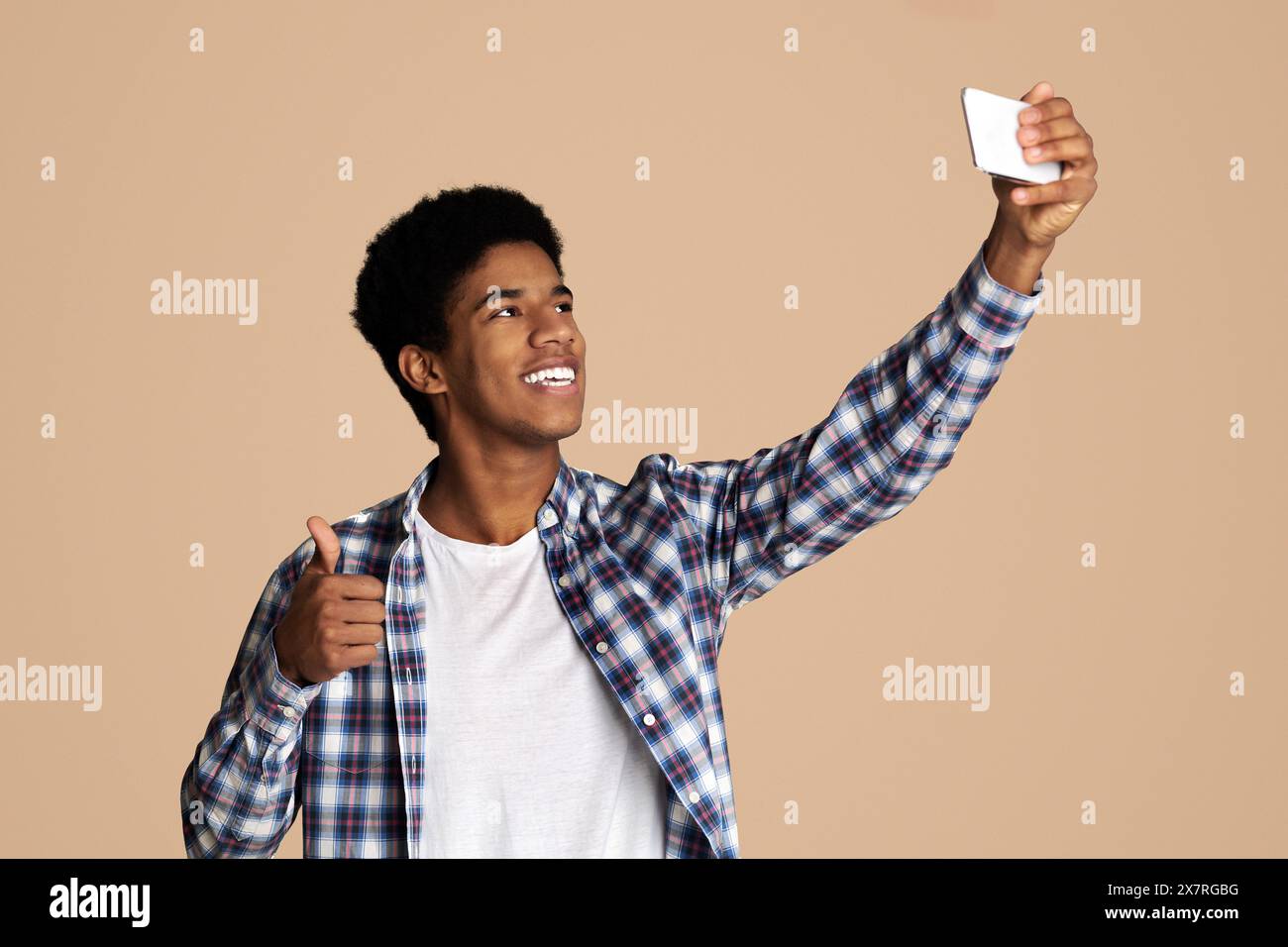 Happy guy making selfie and showing thumb up Stock Photo - Alamy