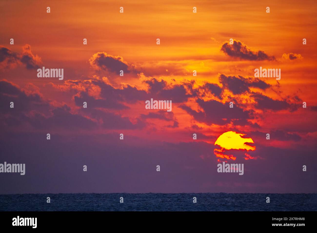 Golden hour sky dramatic hi-res stock photography and images - Alamy
