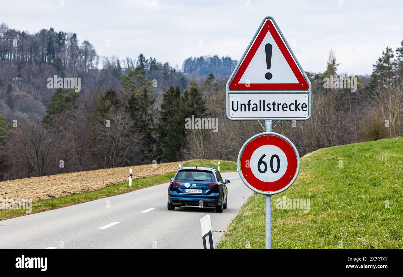Ein Schild auf der Irchelstrasse warnt davor das man sich auf einer ... Ein Schild auf der Irchelstrasse warnt davor das man sich auf einer ...