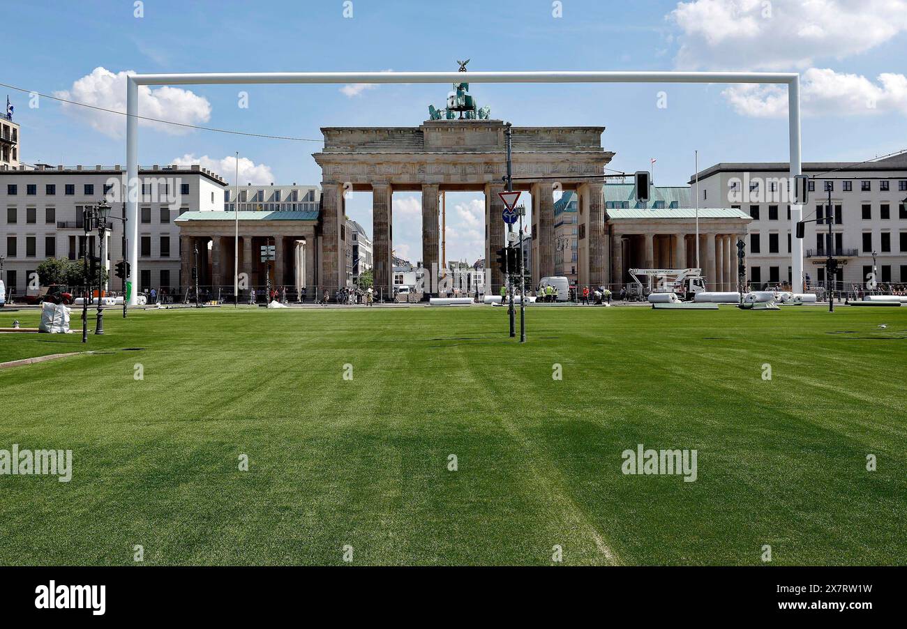 bei der Pressekonferenz für die Fan Zone am Brandenburger Tor in Berlin ...