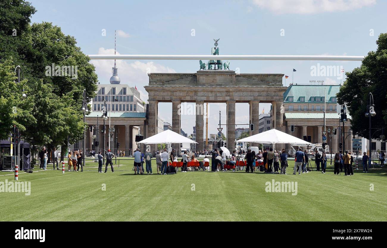 bei der Pressekonferenz für die Fan Zone am Brandenburger Tor in Berlin ...
