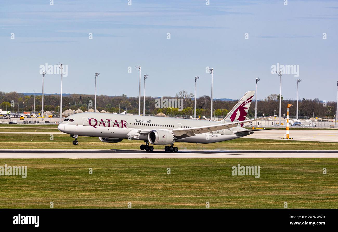 Qatar airways boeing b787 9 hi-res stock photography and images - Alamy
